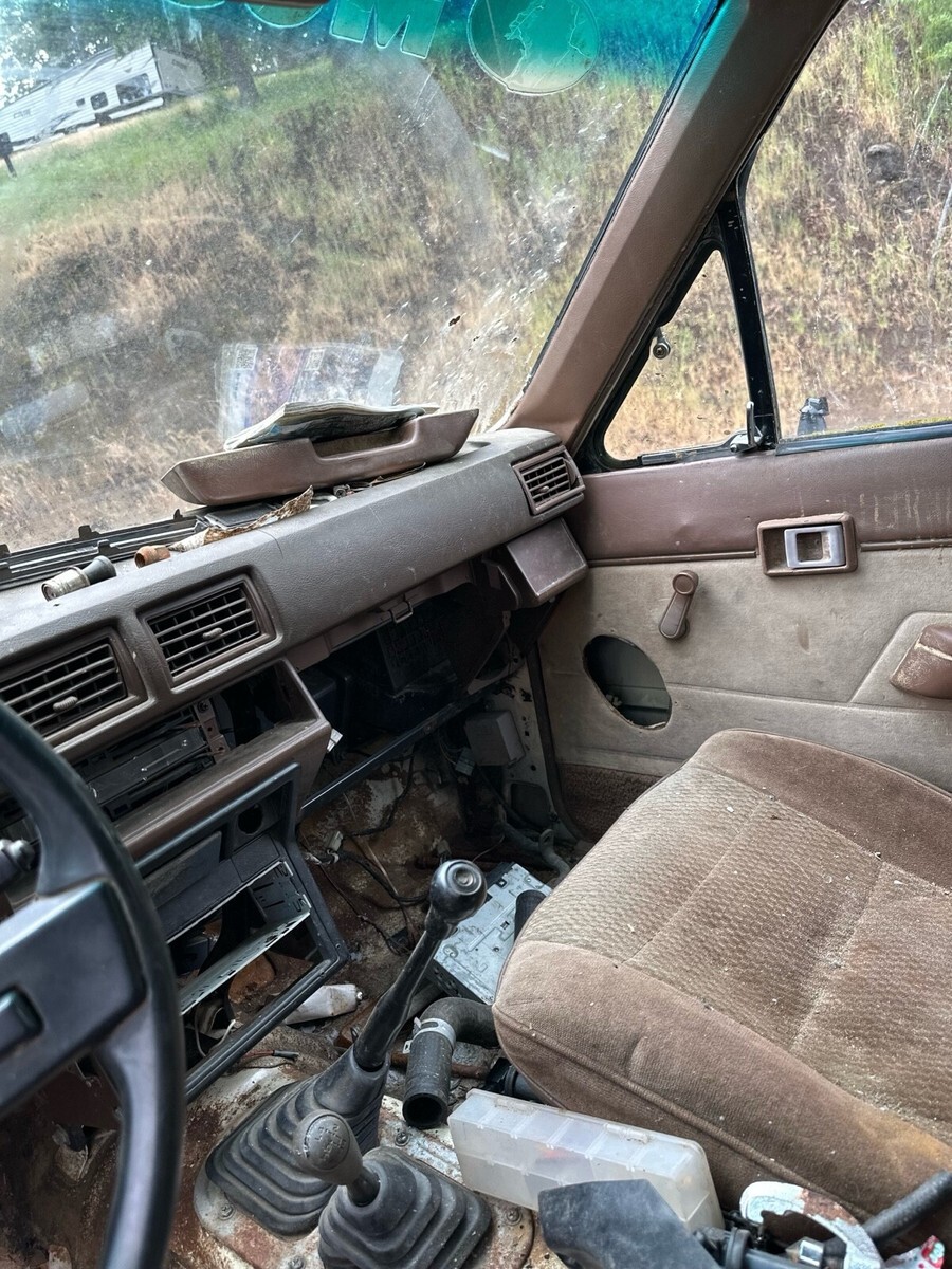 1986 Toyota Pickup SR5 RN63 Rebuilt 22R Under 8000 Mil for sale