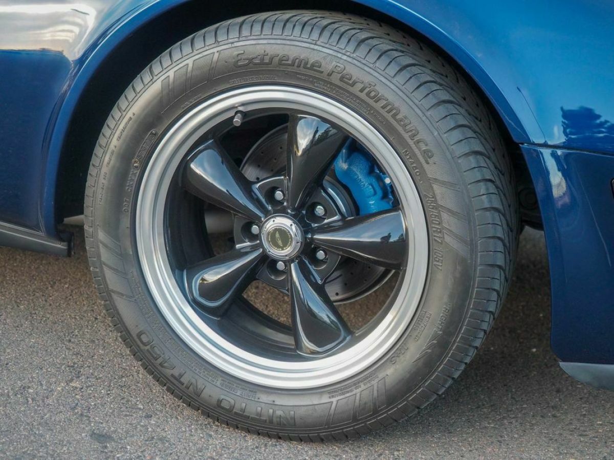 355 V8 4-speed manual Blue for sale