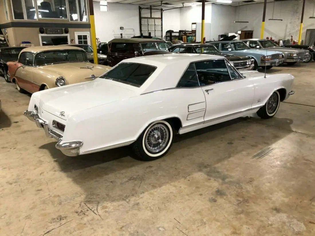 425 V8 - Factory Air! for sale